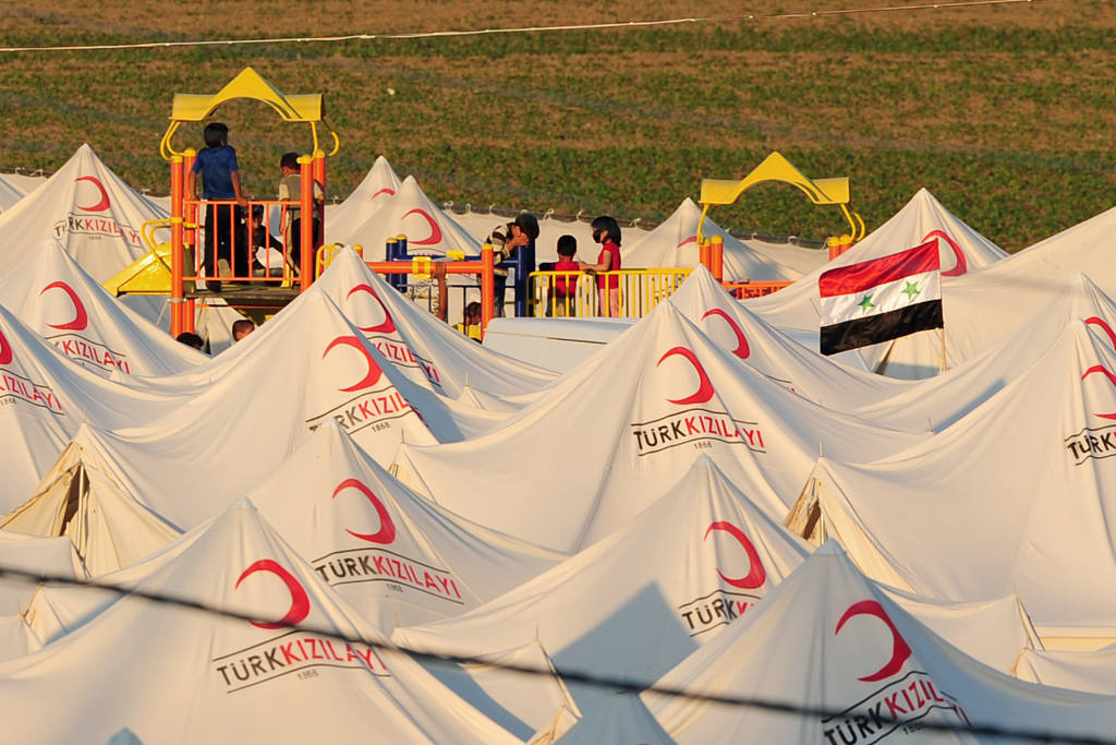 Syria: General defects, escapes to Turkey with thousands - The World ...