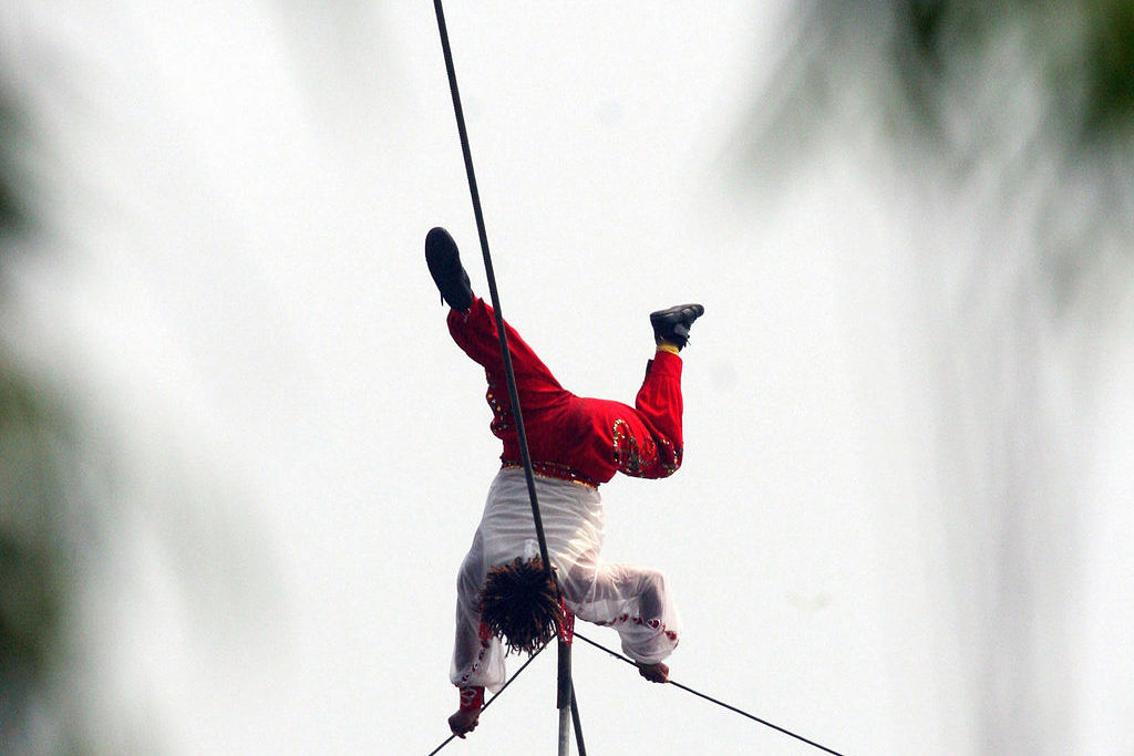 Blindfolded Chinese tightrope walker slips and falls 650 feet (VIDEO ...