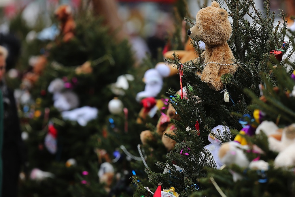 PHOTOS: Newtown reels from Sandy Hook shooting - The World from PRX