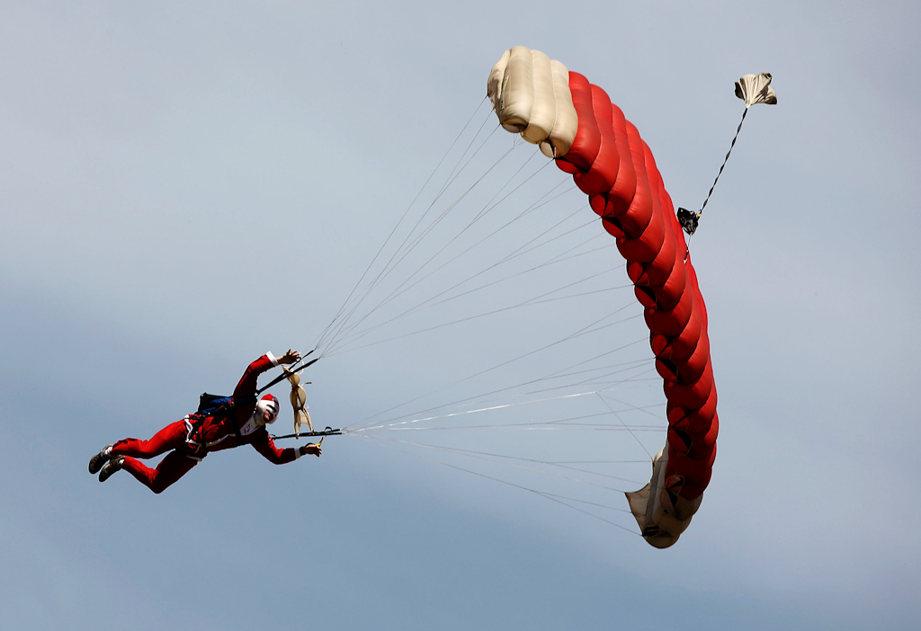 Watch this extreme skydiver break a world record by landing a 14,000 ...