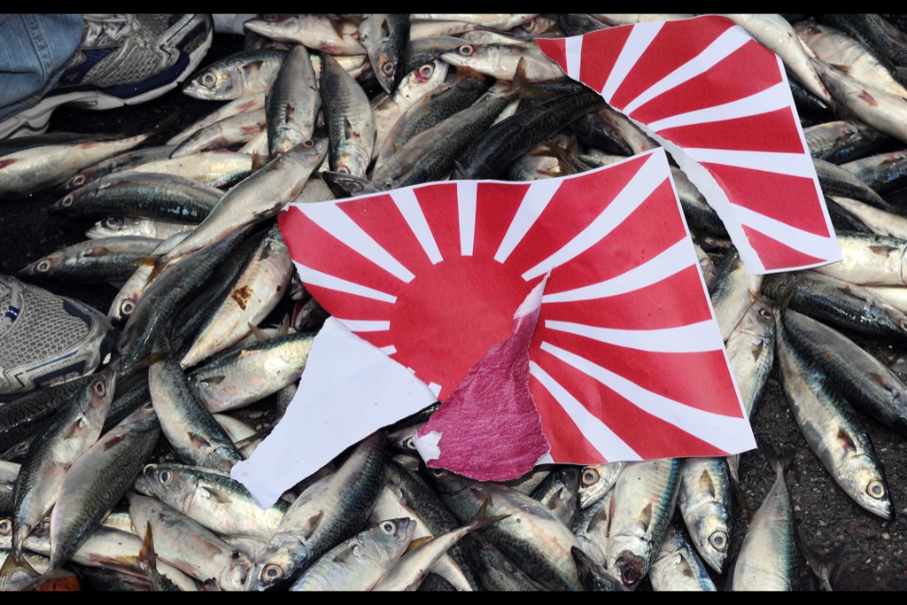 Japanese activists raise flag on Senkaku islands, sparking China ...