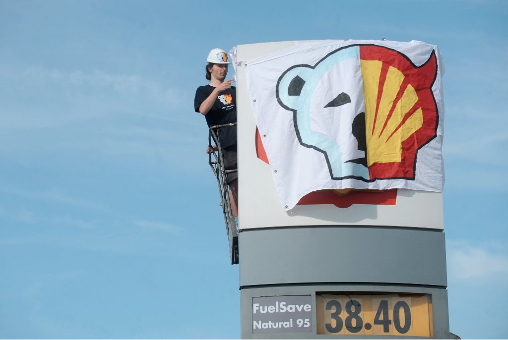 Shell oil rig Kulluk runs aground in Alaska - The World from PRX