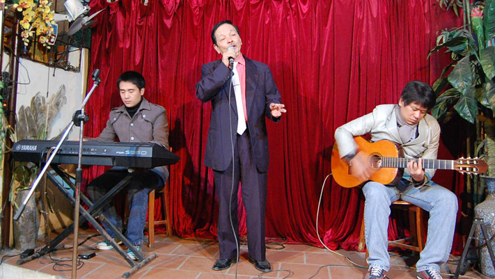 A blues singer spent 10 years in a North Vietnam prison for singing ...