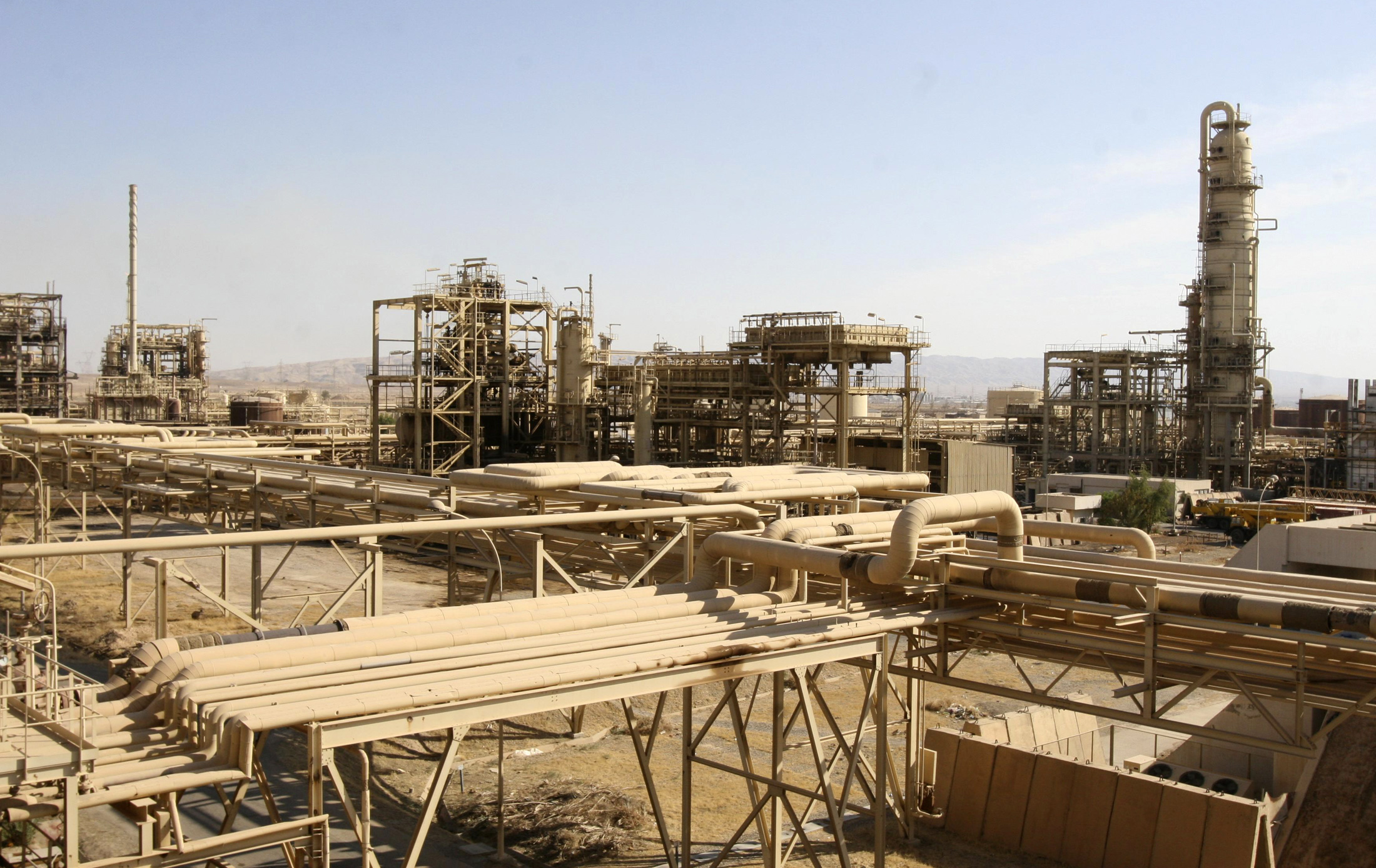 The US has intervened to help Iraq hold its most important oil facility ...