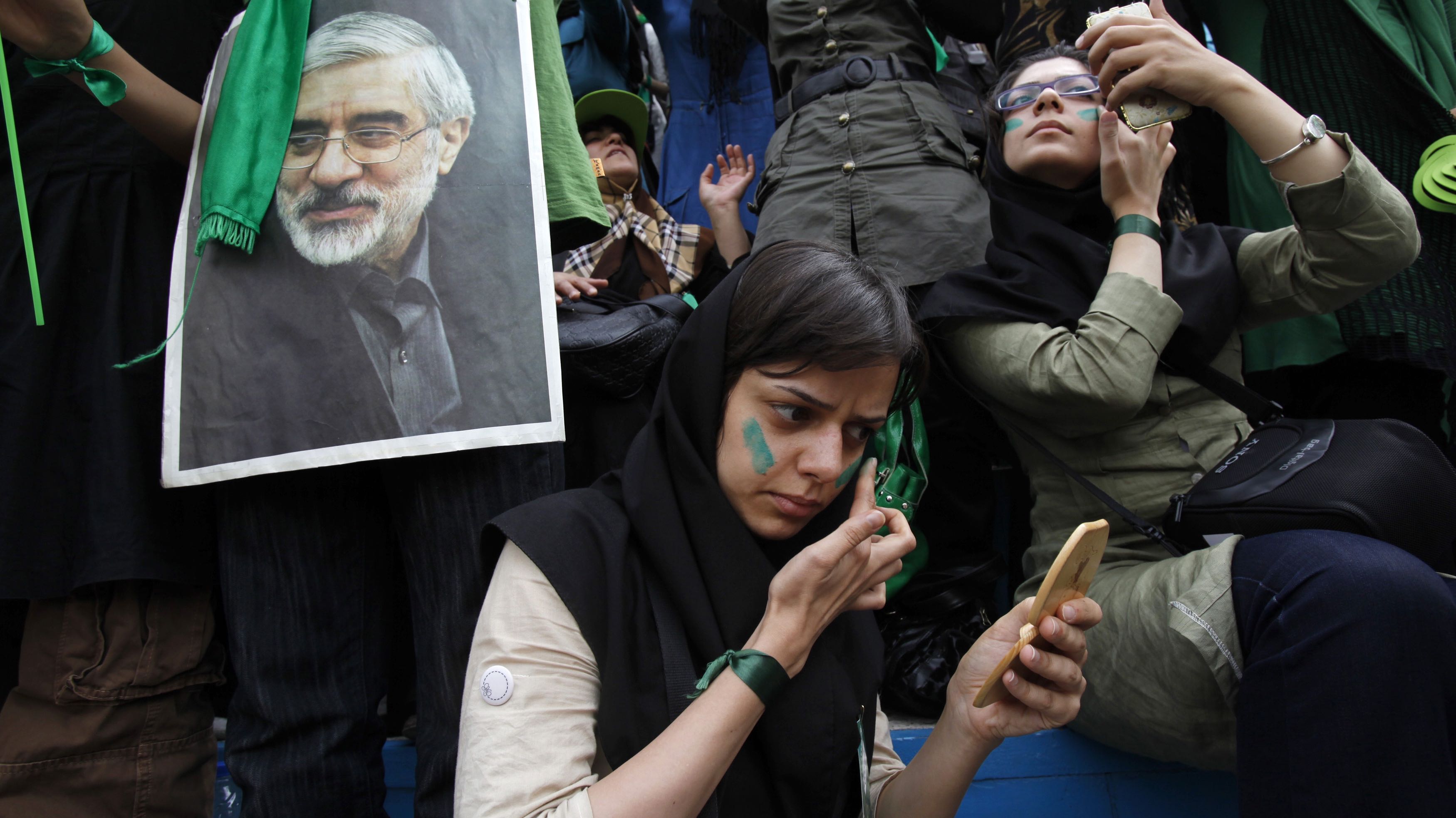 Protesters in several Iranian cities rally against the regime and the ...