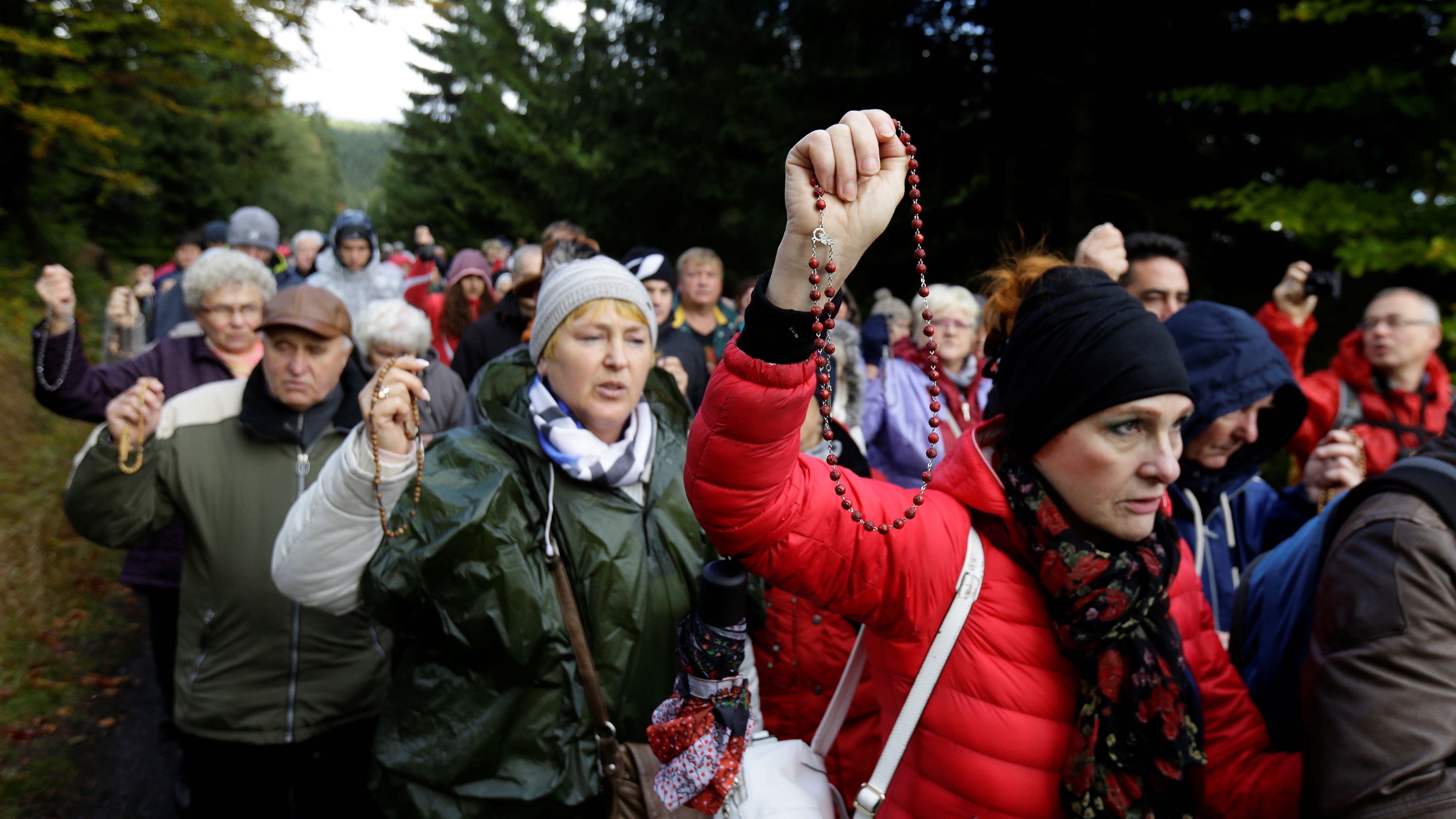 Polish Catholics come together at the country's borders, praying to ...