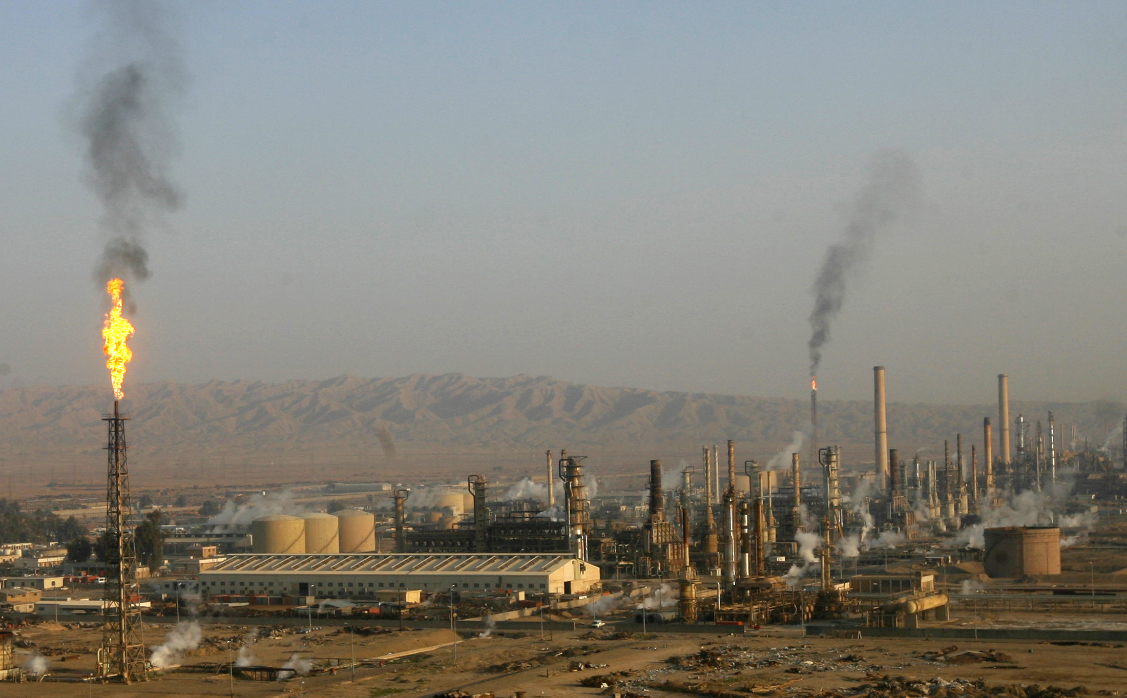 As the US bombs ISIS oil in Syria, militants lay siege to Iraq's ...