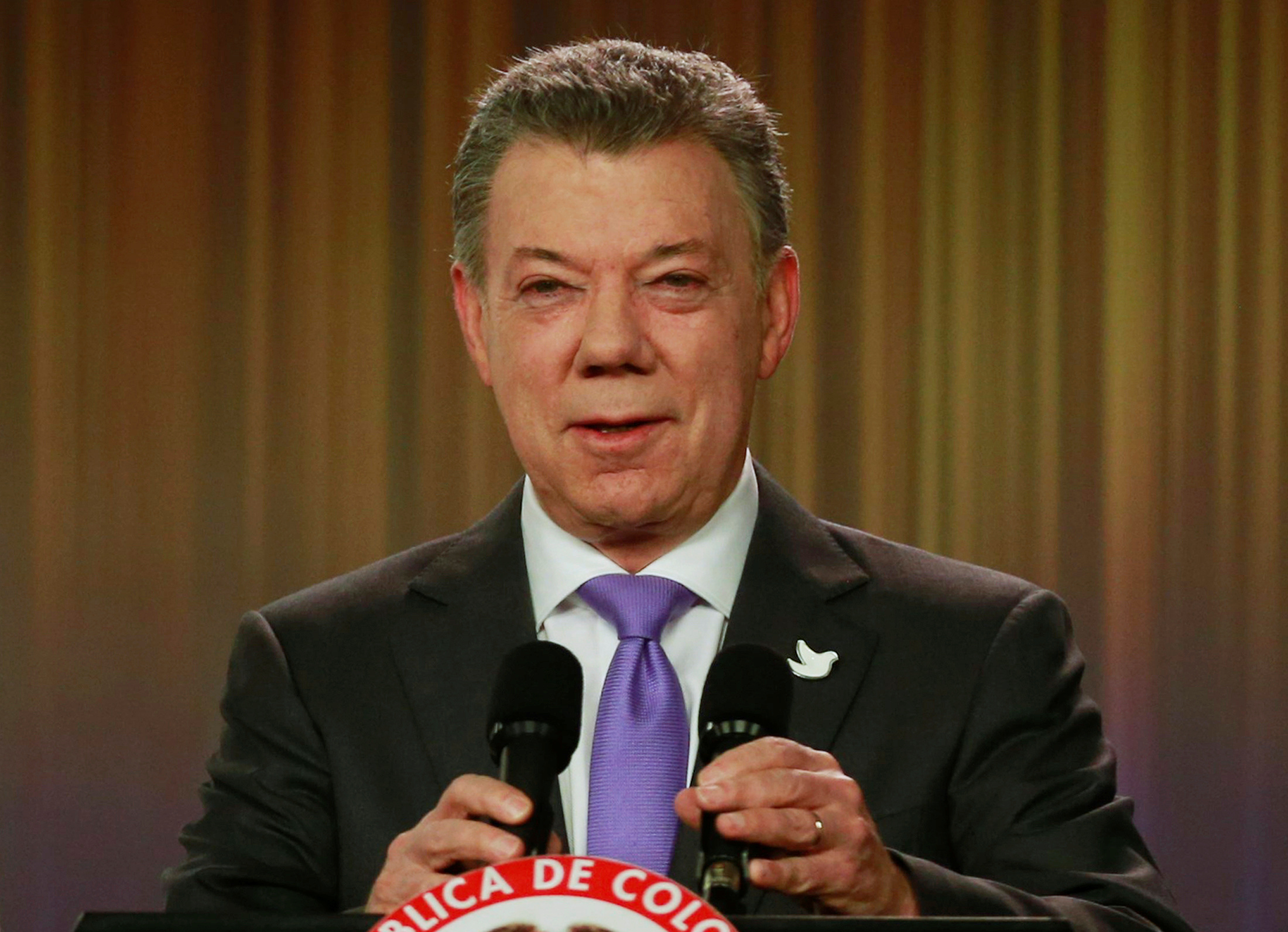 Colombian president wins the Nobel Prize for his efforts to end war in ...