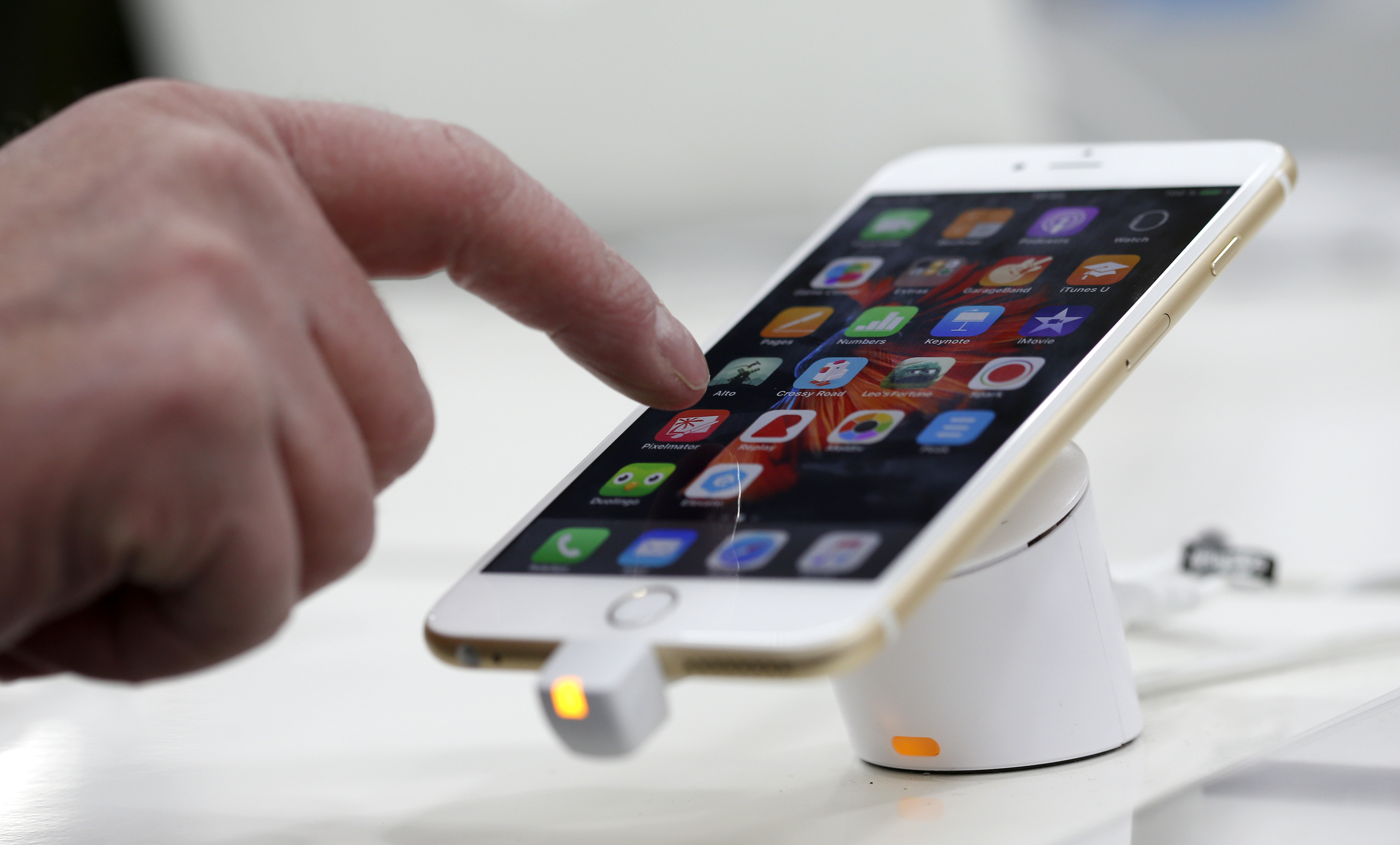 How Apple vs. the FBI would play out in Britain and France - The World ...