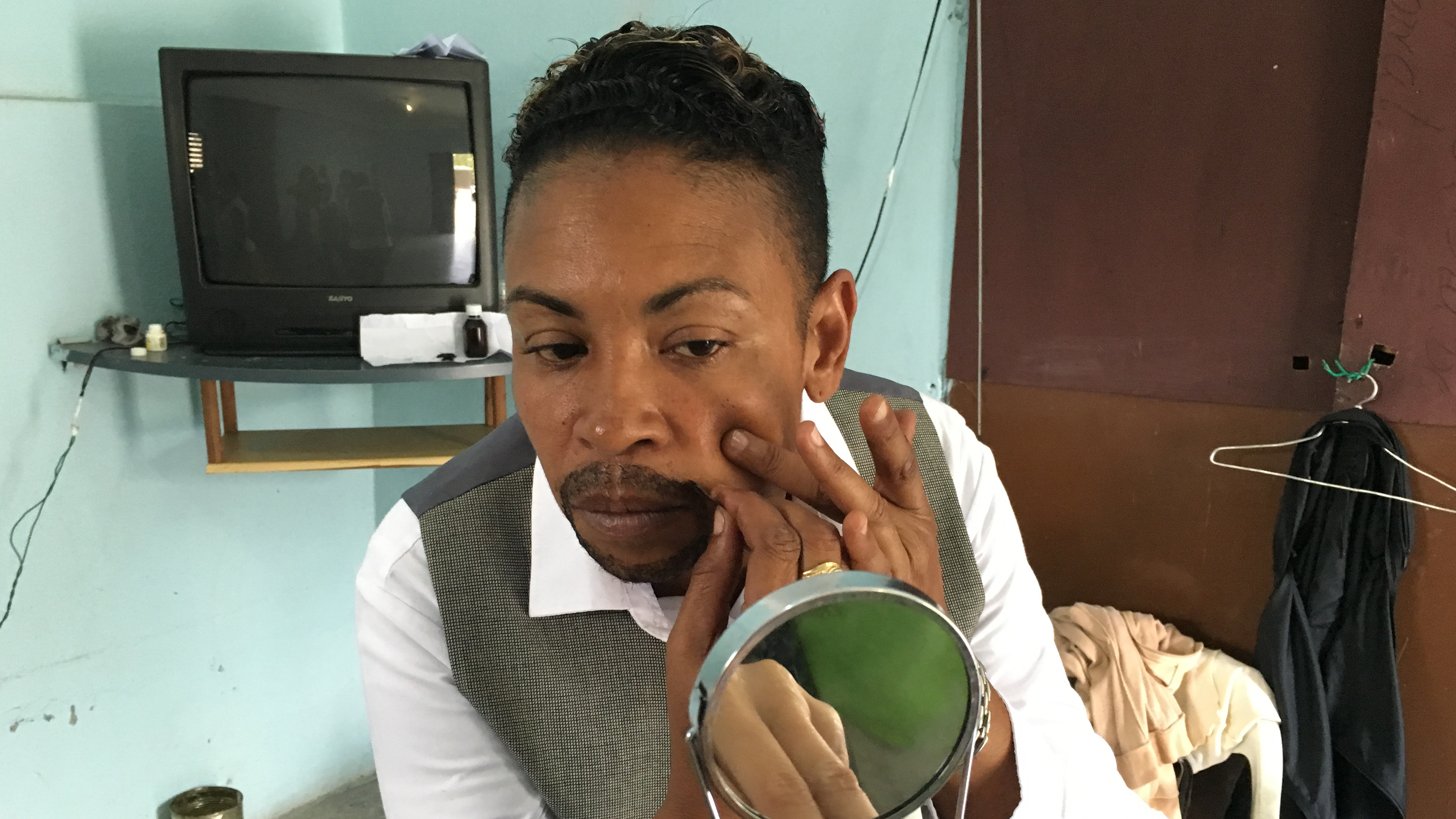 Cuba's transformistas bring their drag performances out in the open ...