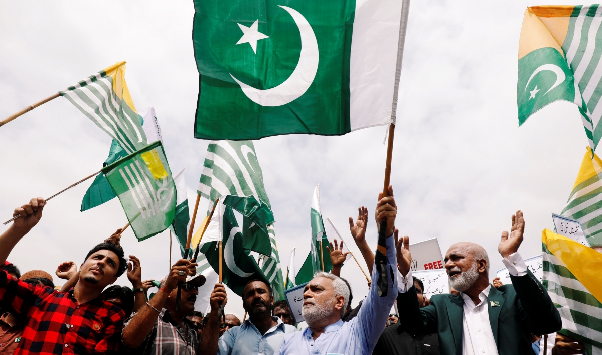 'We are preparing to defend ourselves,' says president of Pakistan ...