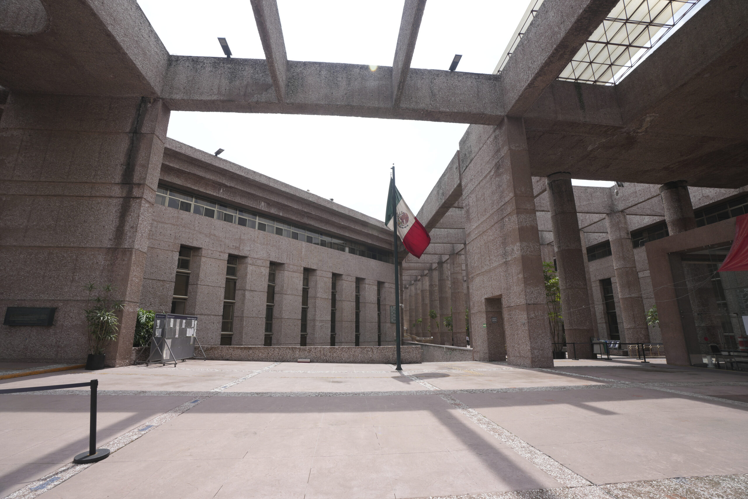 Court workers in Mexico go on indefinite strike - The World from PRX