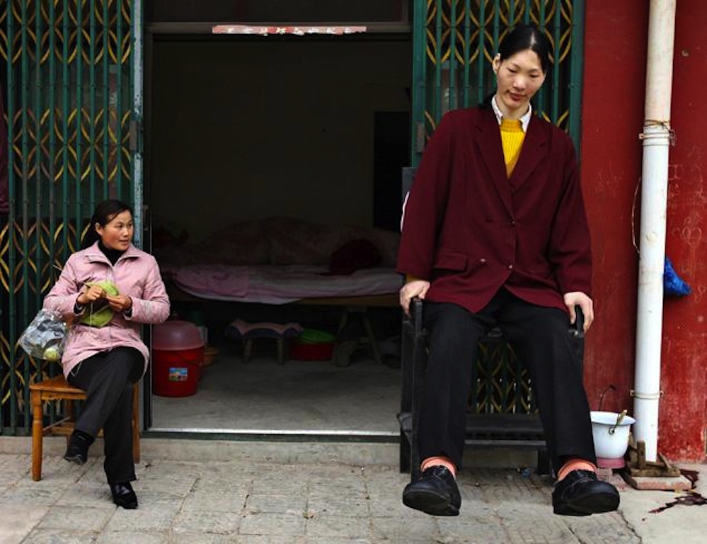 Yao Defen, world's tallest woman, dies (VIDEO) - The World from PRX